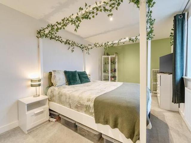 1 Bedroom Apartment Dartmouth Devon LS100578787