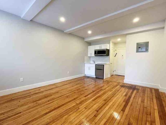 1 Bedroom Apartment for Rent at Waverly Pl & Greene St #9, New York, NY 10003 Greenwich Village