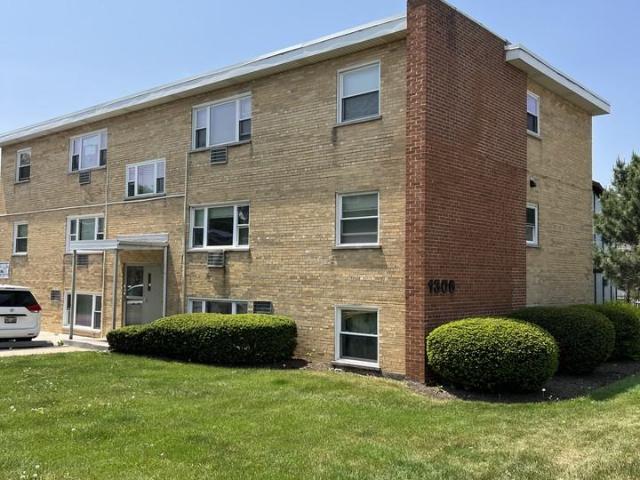 1 Bedroom Apartment for Rent at 1306 East Roosevelt Road #2, Wheaton, IL 60187