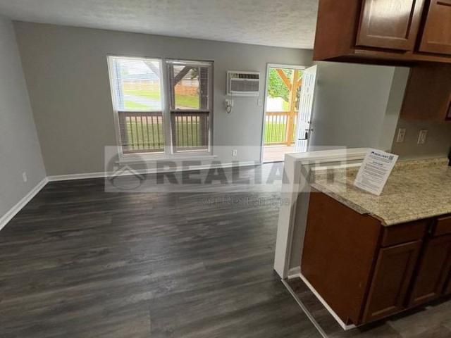 1 Bedroom Apartment for Rent at 2021 Cambridge Dr #10, Lexington, KY 40504