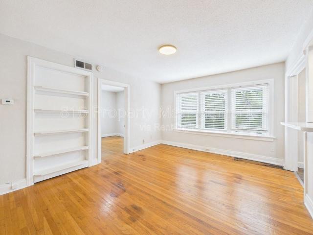 1 Bedroom Apartment for Rent at 3706 Wyoming St #11, Kansas City, MO 64111 Volker