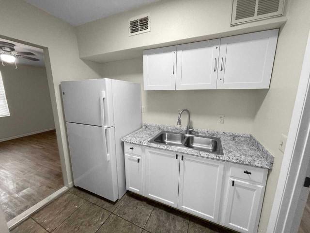 1 Bedroom Apartment for Rent at 321 W Ianthe St #9, Tavares, FL 32778