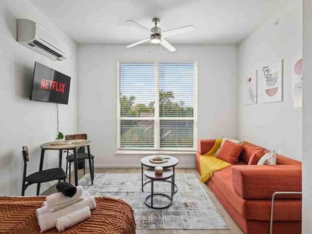 1 Bedroom Apartment for Rent at 596 W 9th St #1491166P, Dallas, TX 75208