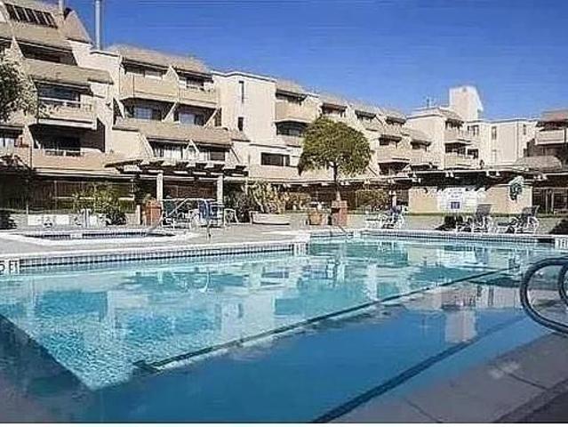 1 Bedroom Apartment for Rent at 5 Embarcadero W #215, Oakland, CA 94607 Produce and Waterfront