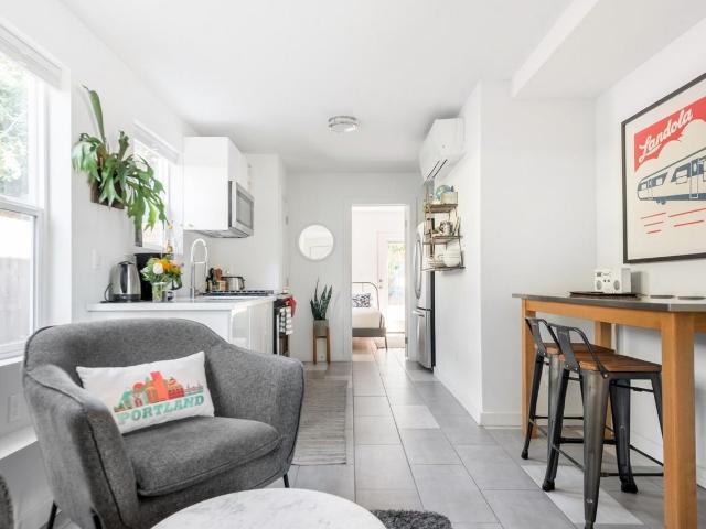 1 Bedroom Apartment for Rent at 6824 N Catlin Ave #B, Portland, OR 97203 Cathedral Park