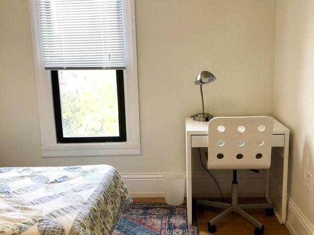 1 Bedroom Apartment for Rent at 7458 Corliss Ave N #2, Seattle, WA 98103 Green Lake
