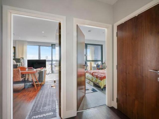 1 bedroom apartment for rent in Avalon Point, Silvocea Way, London, E14