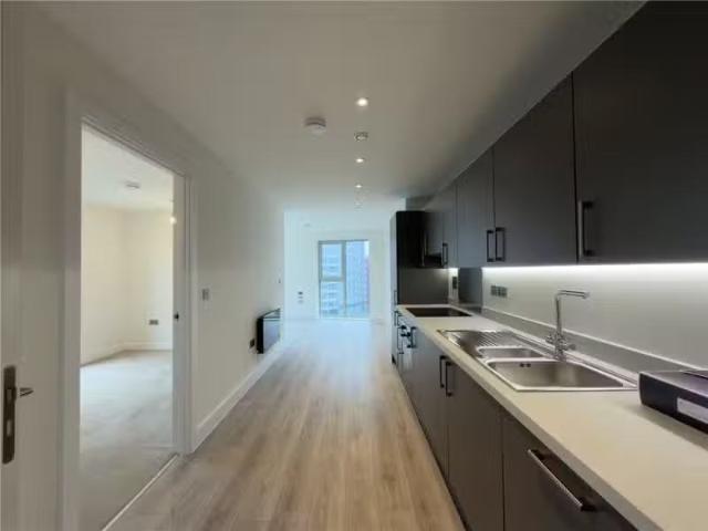 1 bedroom apartment for rent in Boulevard Plaza, 654B Bristol.