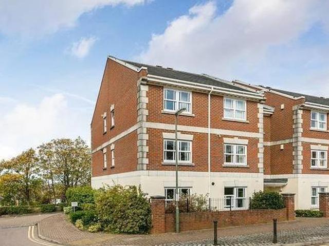1 bedroom apartment for rent in Cadogan House St Lukes Square GU1
