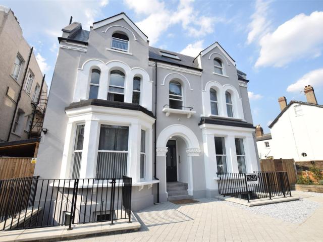 1 bedroom apartment for rent in Cedar Road, Sutton