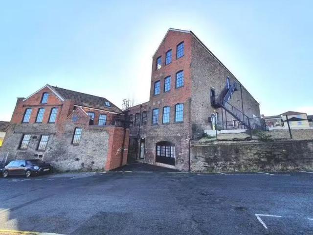 1 bedroom apartment for rent in Church Road, Kingswood, Bristo.