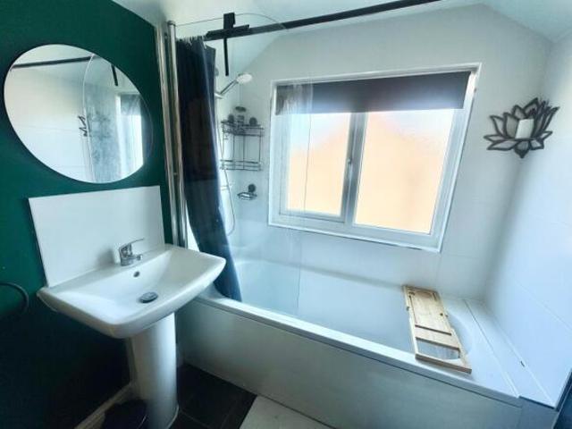 1 bedroom apartment for rent in Courtland Road, L18