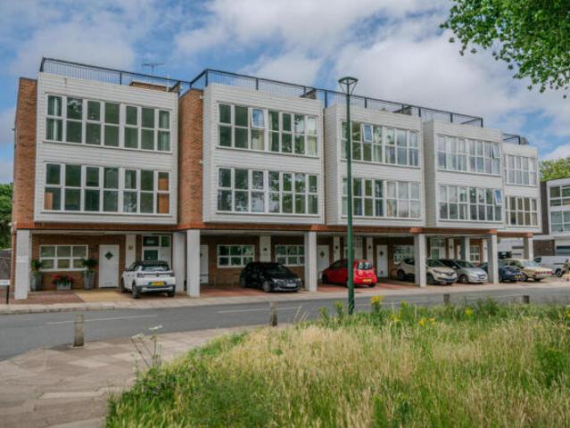 1 bedroom apartment for rent in Croft Way, Richmond, TW10