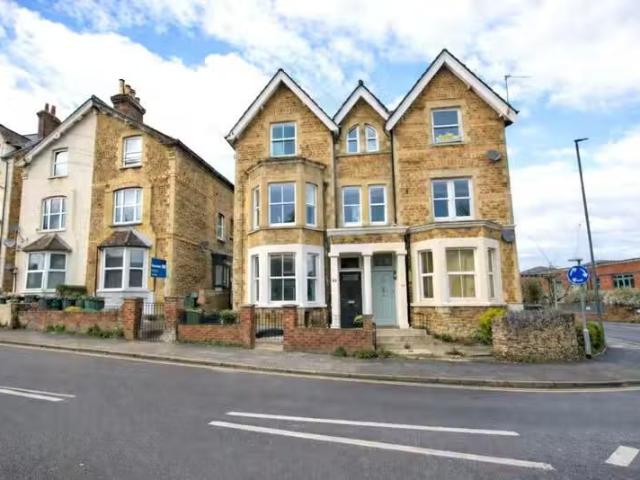 1 bedroom apartment for rent in Farnham Road, Guildford, Surre.
