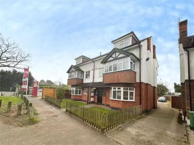 1 bedroom apartment for rent in Kingfield Road, Woking, Surrey.