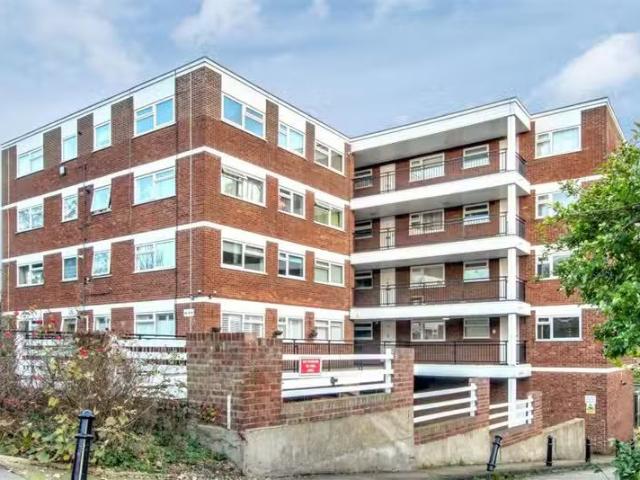 1 bedroom apartment for rent in Lynwood Close, South Woodford.
