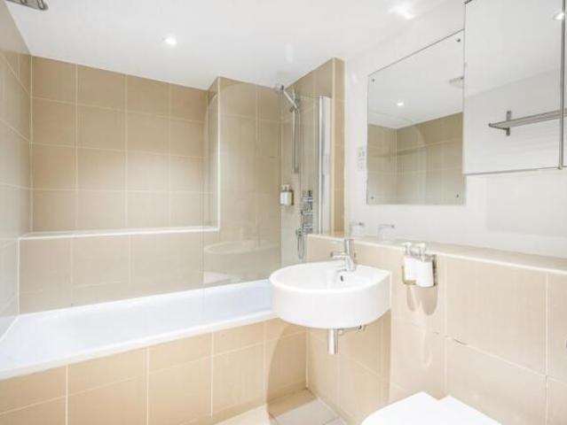 1 bedroom apartment for rent in Lombard Road London SW11
