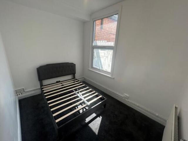 1 bedroom apartment for rent in Lower Breck Road, L6