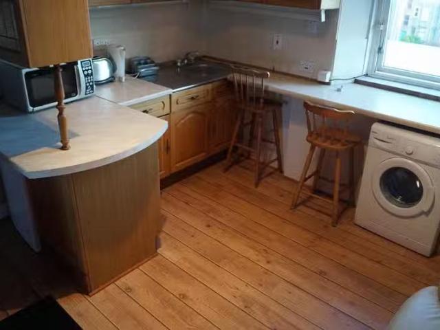 1 bedroom apartment for rent in Pitstruan Place, Top floor lef.