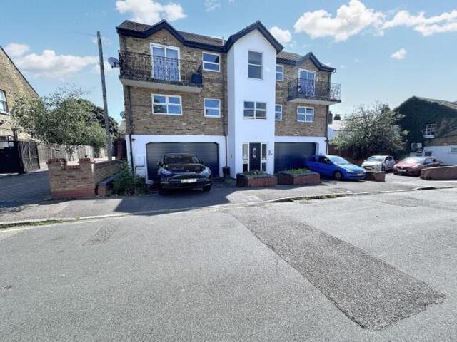 1 bedroom apartment for rent in Queens Road, Queens Court, UB8