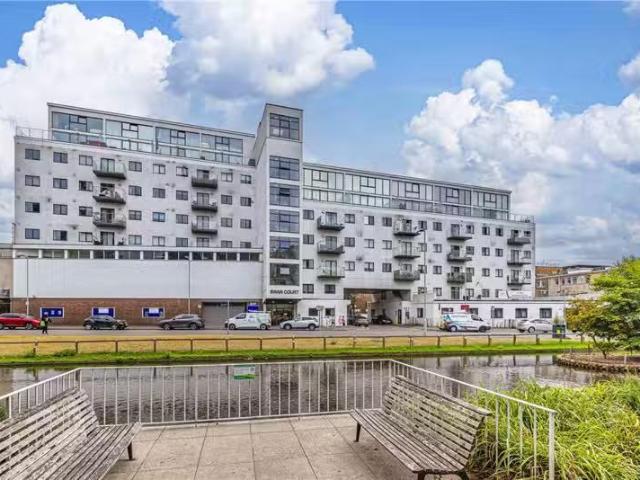 1 bedroom apartment for rent in Swan Court, Waterhouse Street.