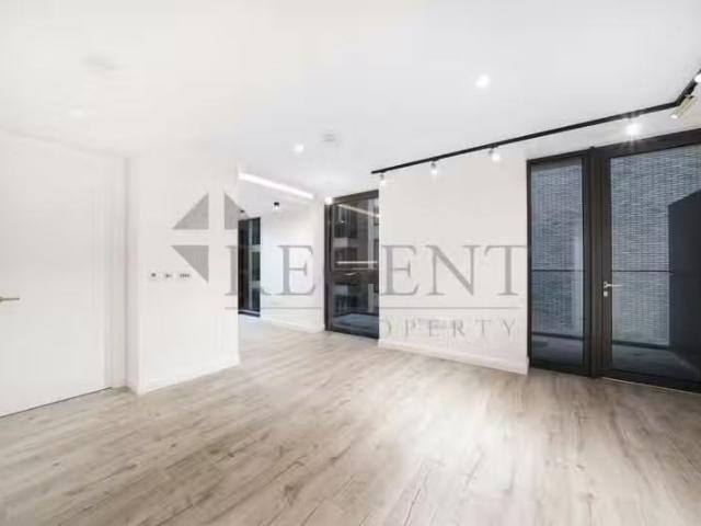 1 bedroom apartment for rent in Siena House, Bollinder Place.