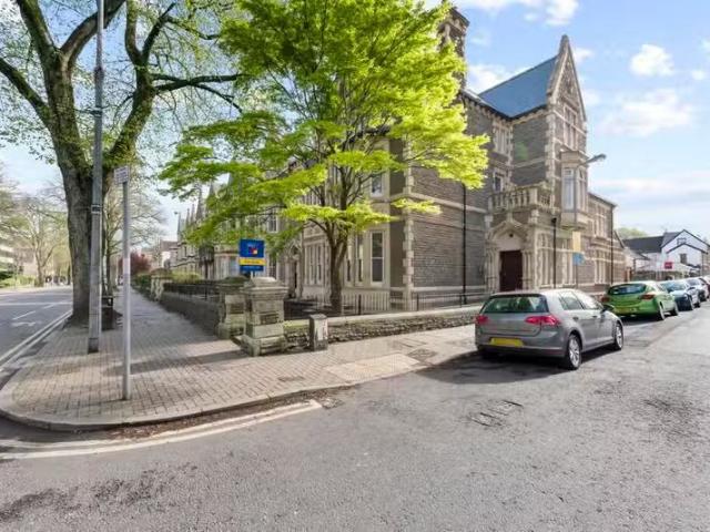 1 bedroom apartment for rent in The Hamiltons, Cathedral Road.