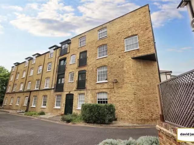 1 bedroom apartment for rent in The Old Courtyard, Park Road.