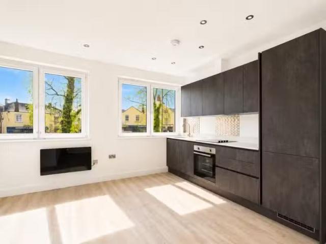 1 bedroom apartment for rent in Tricorn House, Westward Road.