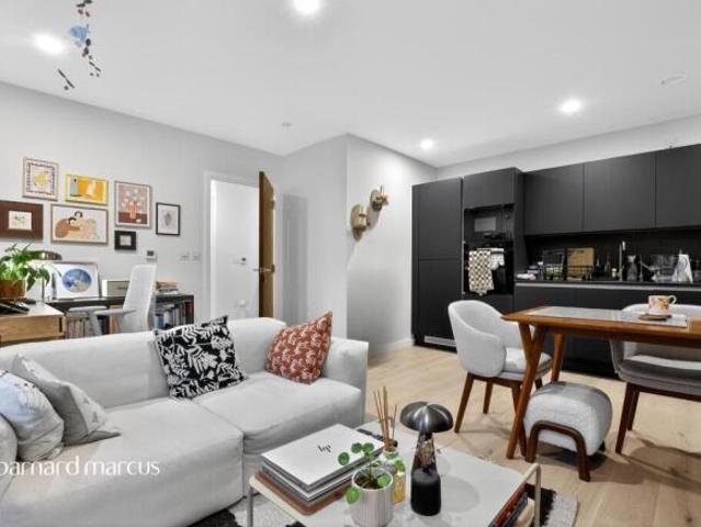 1 bedroom apartment for sale in Middle Road, London, W7