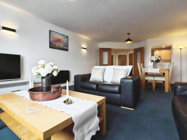 1 bedroom apartment for sale in Adventurers Quay, Cardiff, CF10