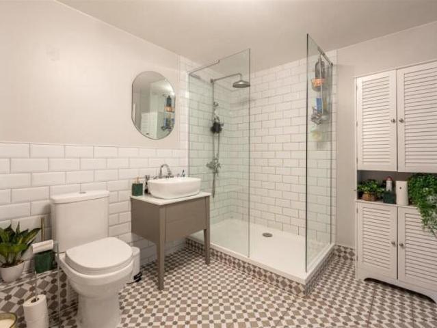 1 bedroom apartment for sale in Connington Crescent, Chingford, E4