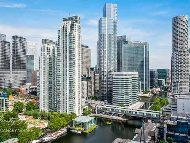 1 bedroom apartment for sale in Crossharbour Plaza, London, E14
