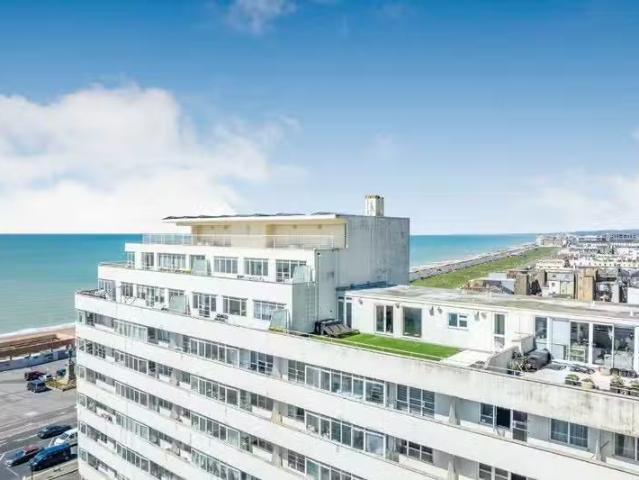 1 bedroom apartment for sale in Embassy Court, Kings Road, Bri.