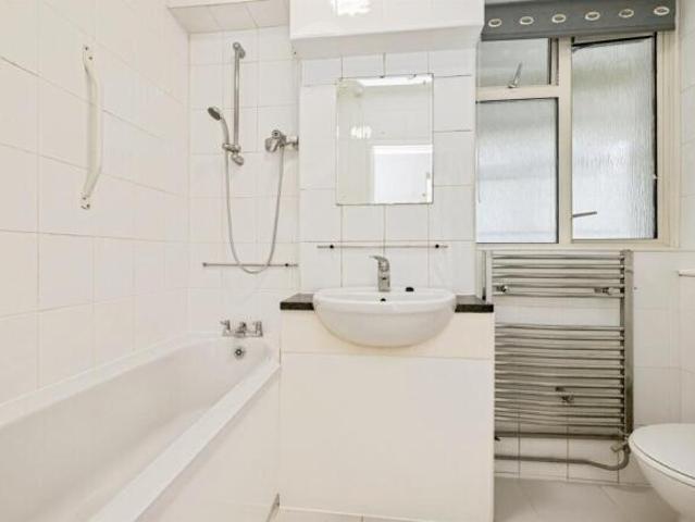 1 bedroom apartment for sale in Ferryhills Close, Watford, WD19