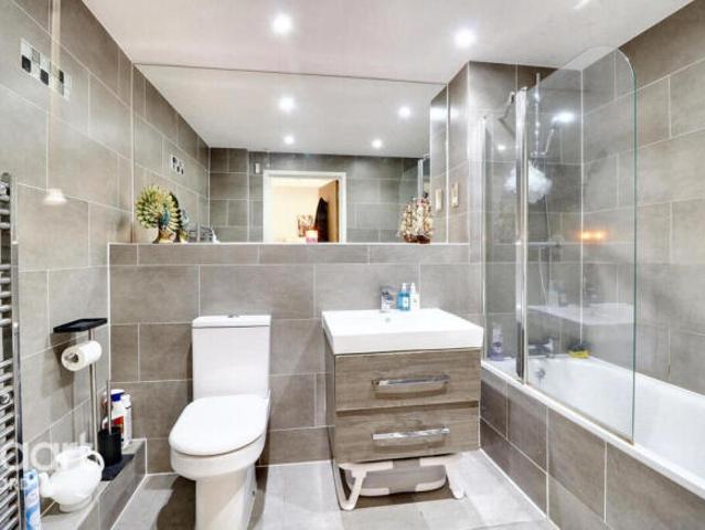 1 bedroom apartment for sale in High Road, Ilford, IG1