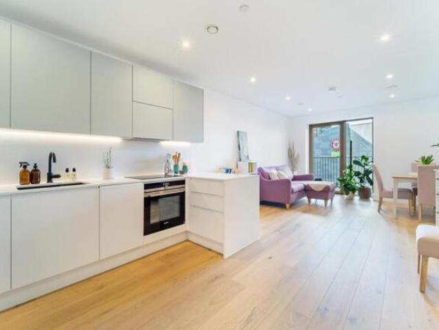 1 bedroom apartment for sale in Hive House, Brentford, TW8
