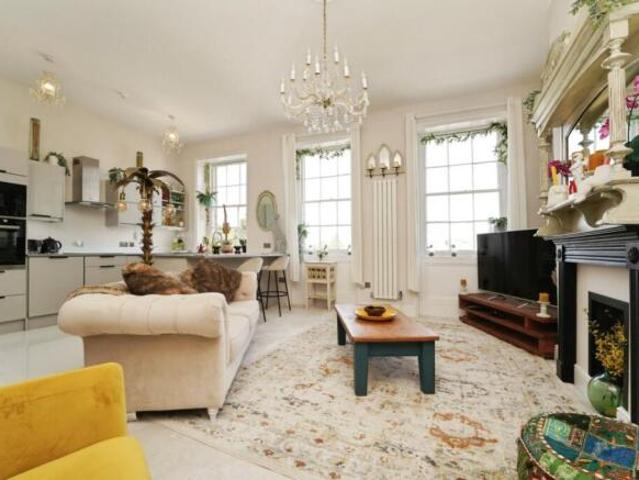 1 bedroom apartment for sale in Lansdown Crescent, Cheltenham, Gloucestershire, GL50
