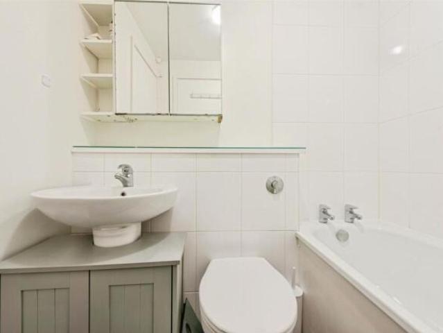 1 bedroom apartment for sale in Queens Road, TW1