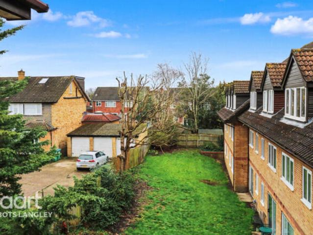 1 bedroom apartment for sale in Rochester Drive, Watford, WD25