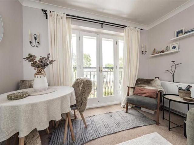 1 bedroom apartment for sale in Rosebank Close, Teddington, TW11