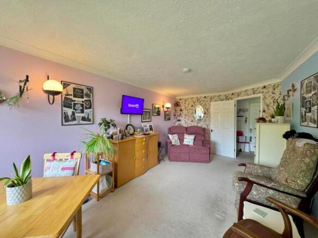 1 bedroom apartment for sale in Station Road, Thorpe Bay, SS1