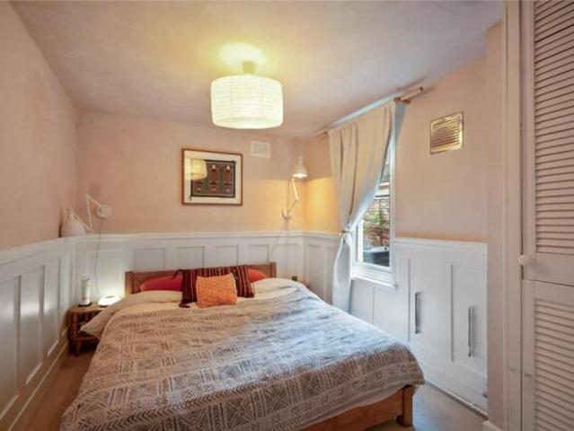 1 bedroom apartment for sale in Silvester Road, East Dulwich, London, SE22