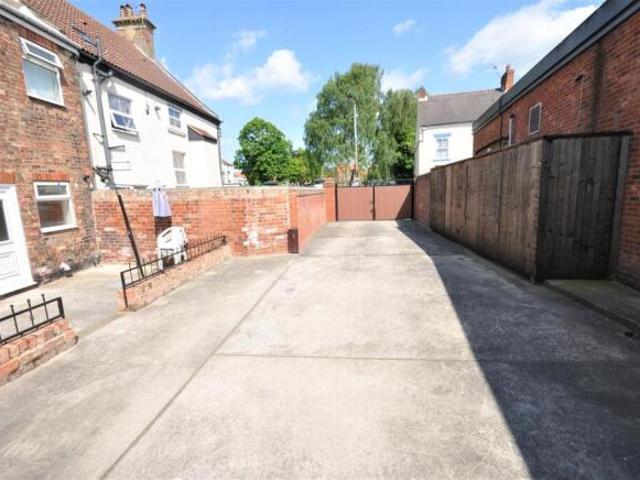 1 bedroom apartment for sale in South Parade, Thorne, Doncaster, DN8