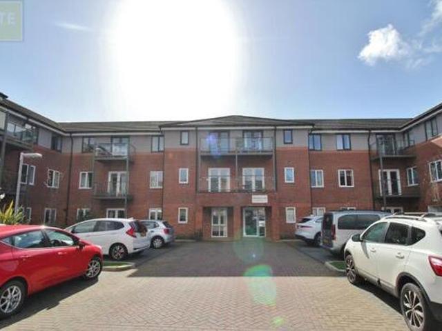 1 Bedroom Apartment For Sale In Urmston, Manchester