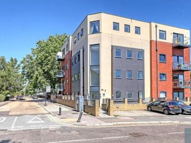 1 Bedroom Apartment For Sale In Woodford Green, Greater London