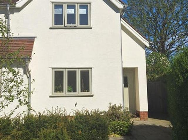 1 bedroom apartment just outside Cambridge MON FRI