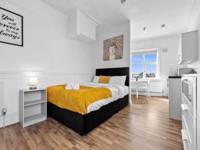 1 Bedroom Apartment Leeds Leeds 102717761