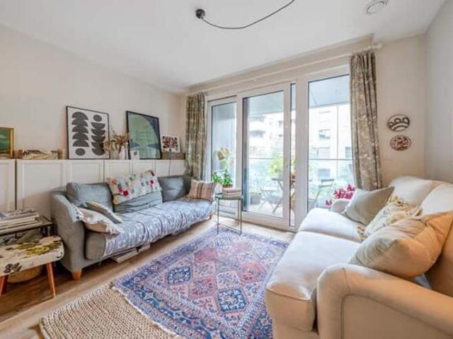 1 Bedroom Apartment London Greater London 100096898