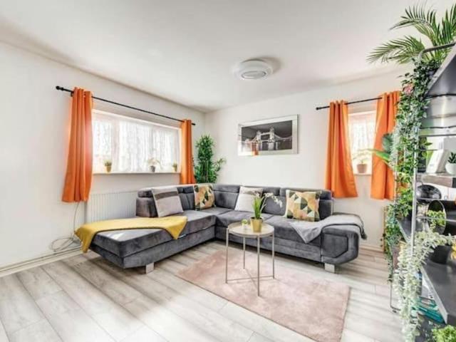 1 Bedroom Apartment London London 104068631